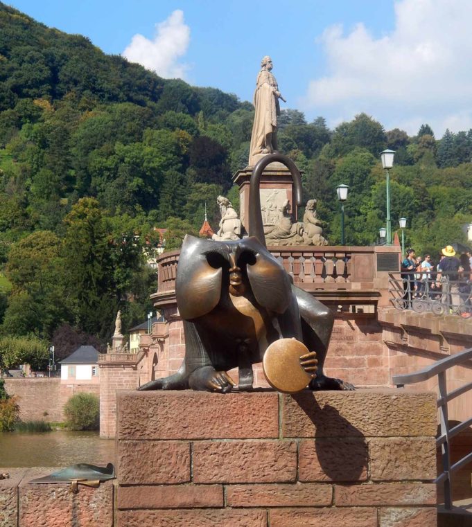Der Brückenaffe in Heidelberg | Deutschland mal anders